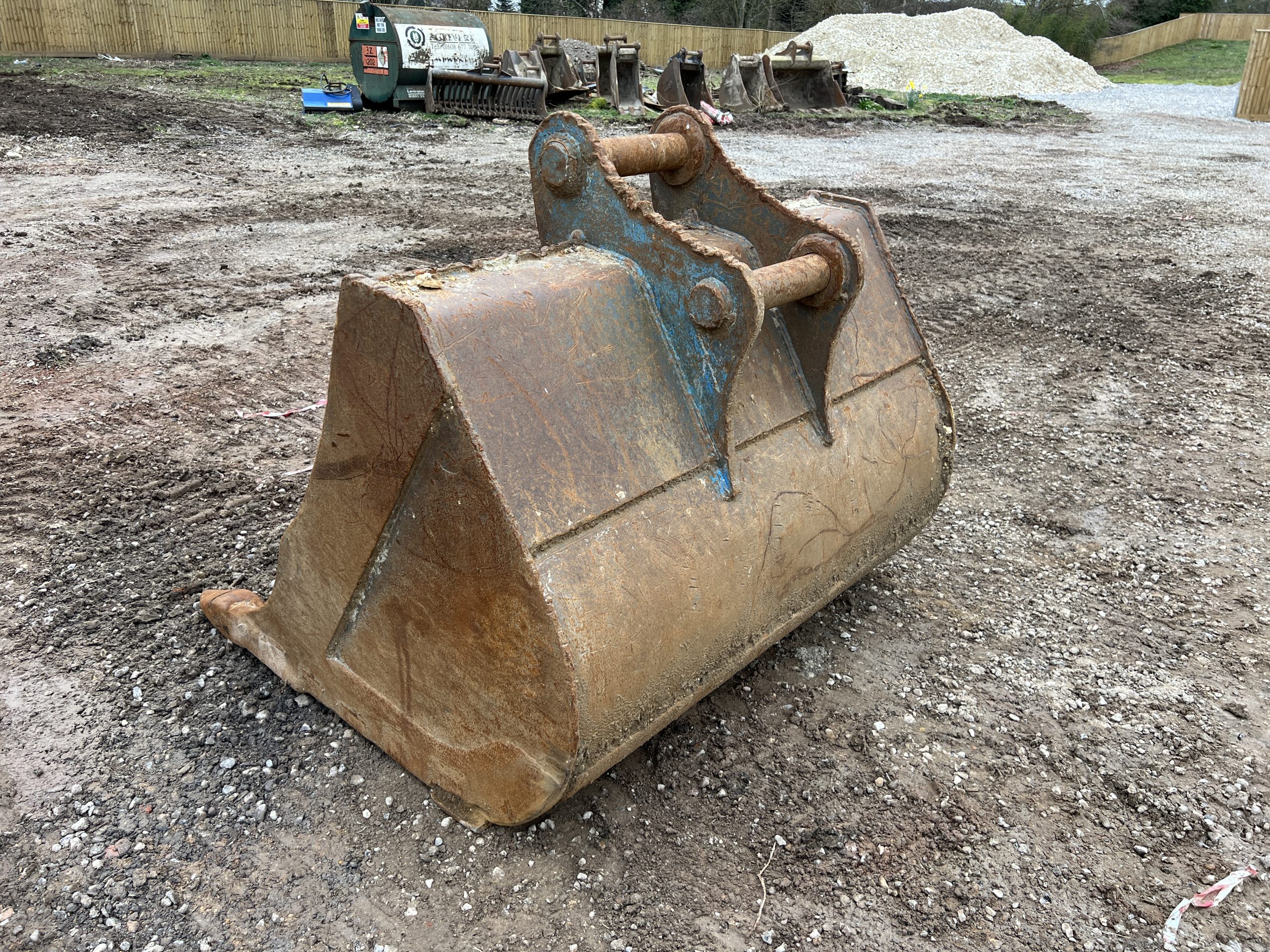 DIGGER BUCKETS 85/65mm PINS - J Hawes LTD