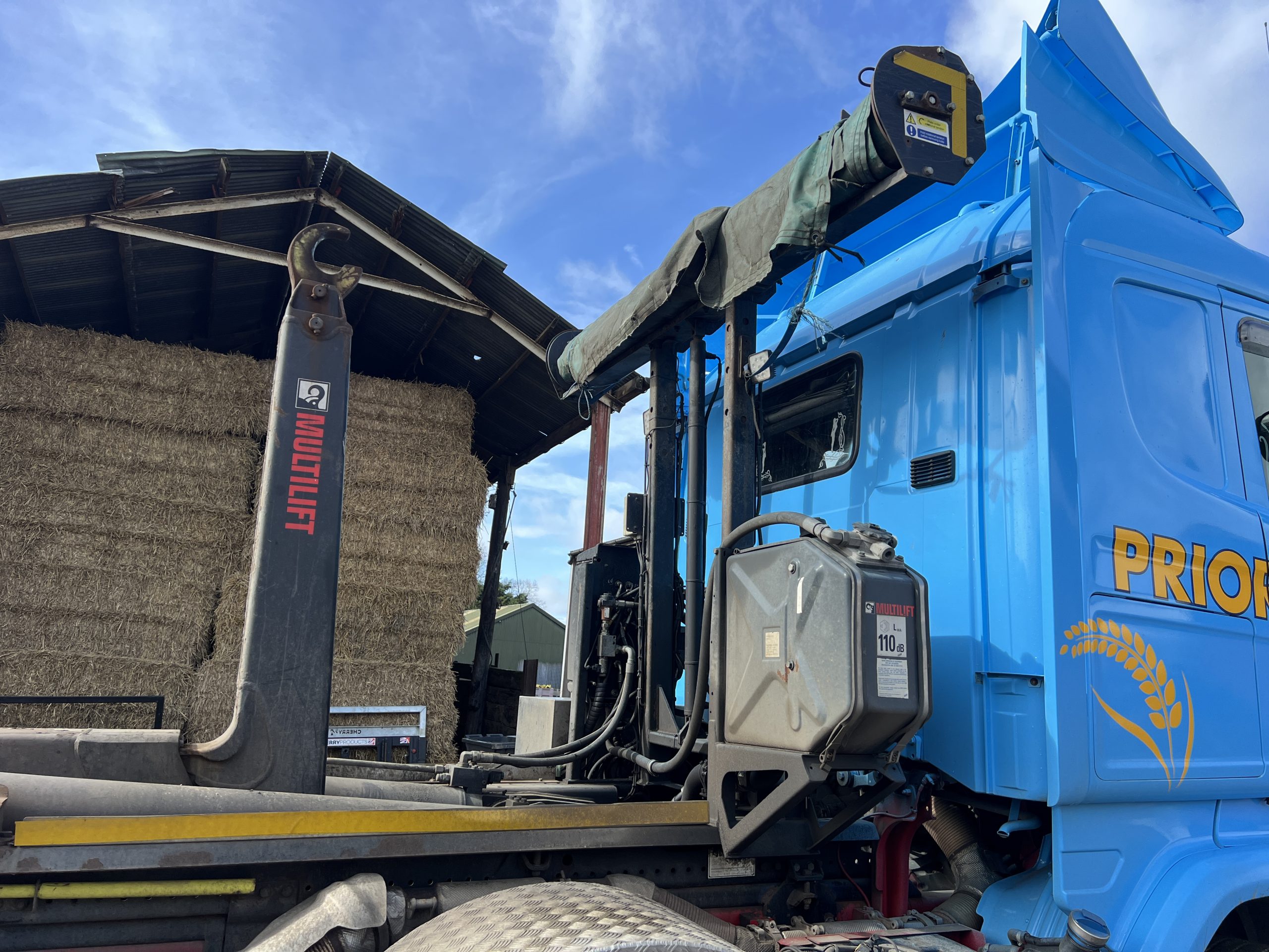 SCANIA 520 V8 HOOK LORRY - J Hawes LTD