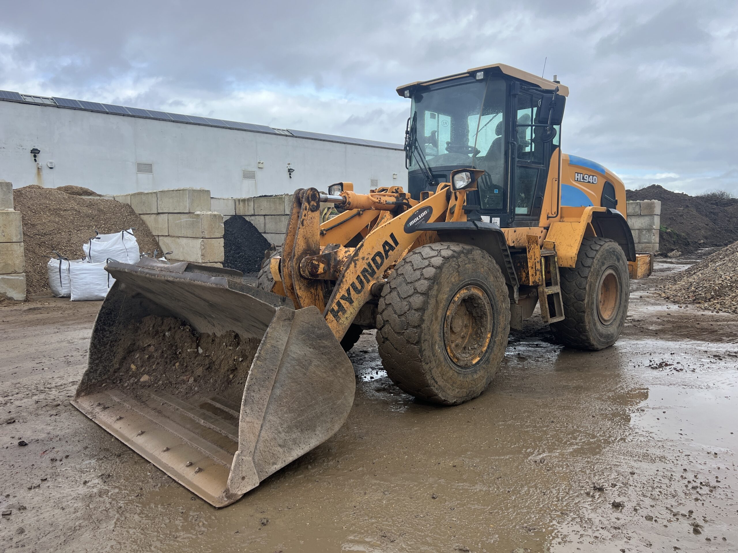 HYUNDAI HL940 LOADER - J Hawes LTD